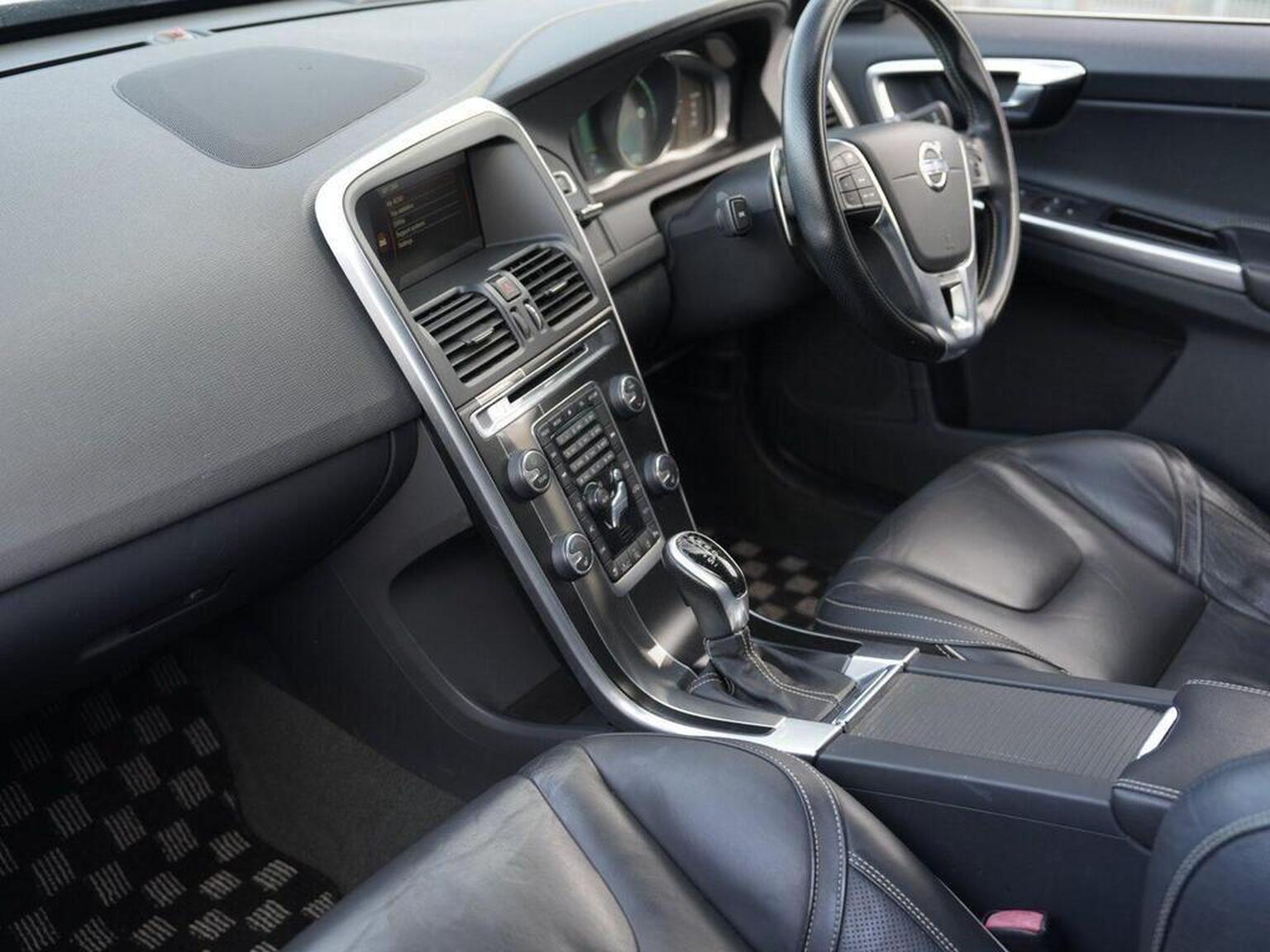 Used VOLVO XC60 2013 White for sale - £12499 in Watford, Hertfordshire ...